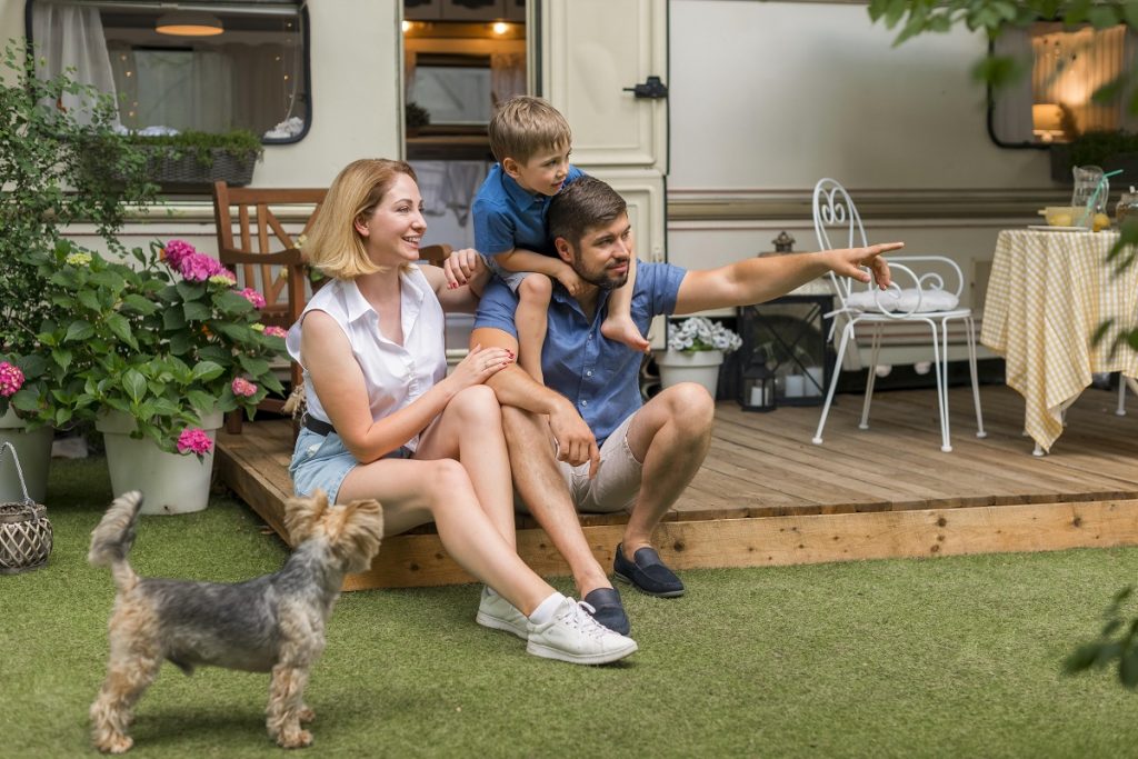 10 Floral & Greenery Backyard Family Picture Ideas to Try - Outdoor ...