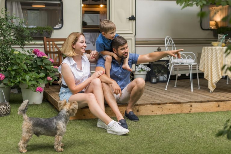 10 Floral & Greenery Backyard Family Picture Ideas to Try - Outdoor ...